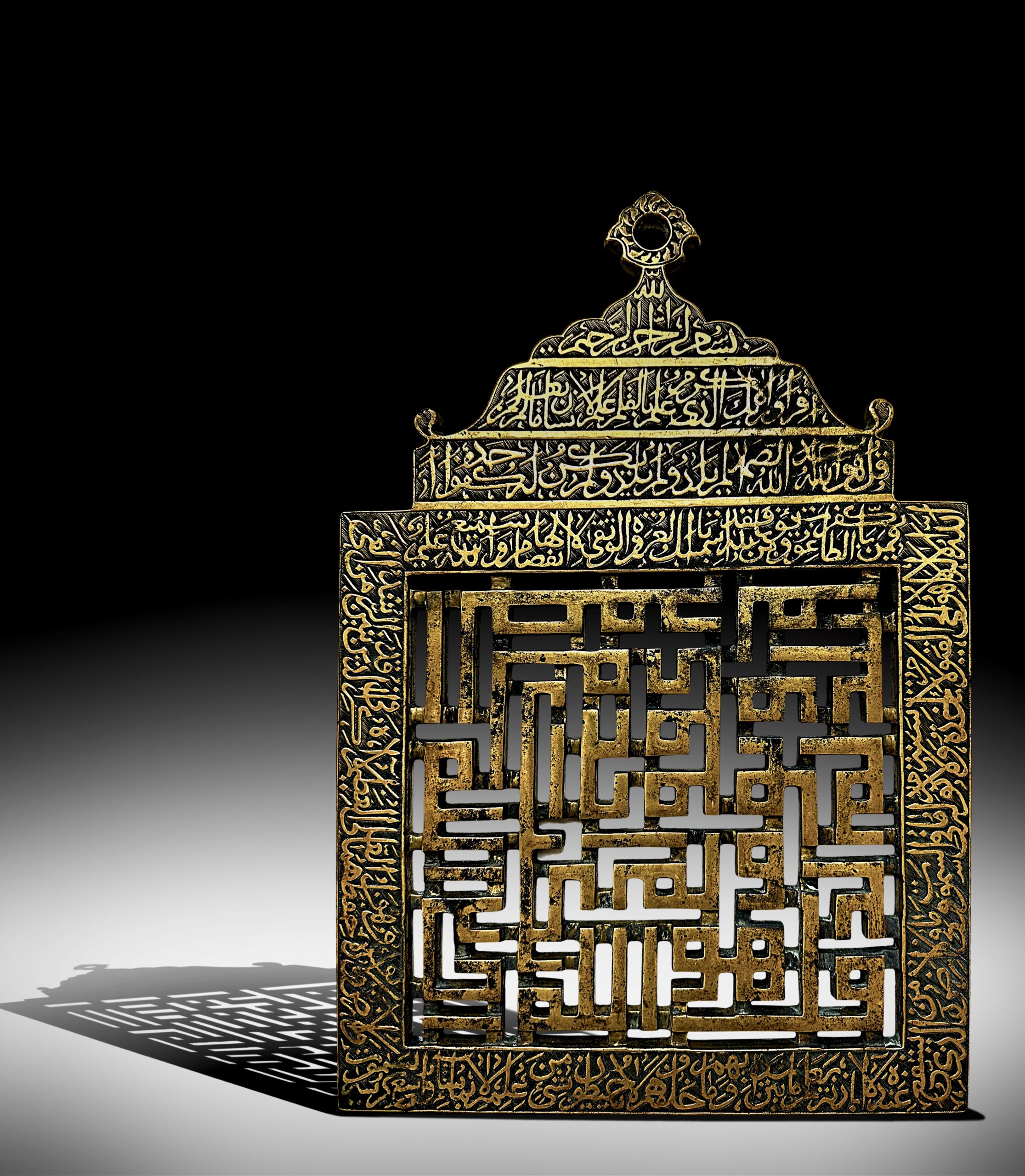 A MAGNIFICENT TIMURID BRASS PANEL WITH THE THRONE - Hatefi collections